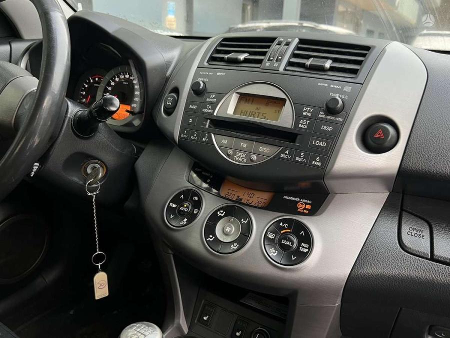 Pelēks Toyota RAV4 2006 Viļņa, ar dzinēja tilpumu 2.23 L un nobraukumu 256 tūkst. km par 2200 €, foto 11 vietnē AUTOMOTO.COM.LV