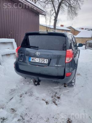 Pelēks Toyota RAV4 2006 Kuldīga, ar dzinēja tilpumu 2.20 L un nobraukumu 329 tūkst. km par 3200 €, foto 3 vietnē AUTOMOTO.COM.LV