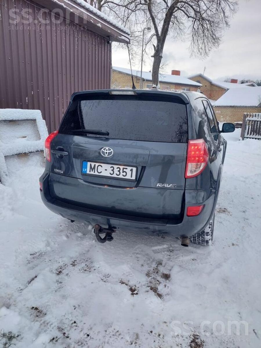 Pelēks Toyota RAV4 2006 Kuldīga, ar dzinēja tilpumu 2.20 L un nobraukumu 329 tūkst. km par 3200 €, foto 3 vietnē AUTOMOTO.COM.LV