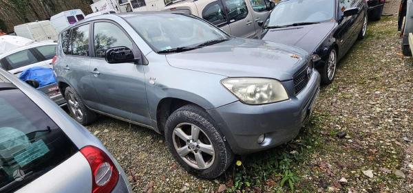 Grey Toyota RAV4 2006 in Panevezys, with an engine capacity of 2.20 L and mileage of 270 thousand km for 2900 €, photo 2 on AUTOMOTO.COM.LV