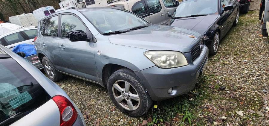 Pelēks Toyota RAV4 2006 Panevēža, ar dzinēja tilpumu 2.20 L un nobraukumu 270 tūkst. km par 2900 €, foto 2 vietnē AUTOMOTO.COM.LV