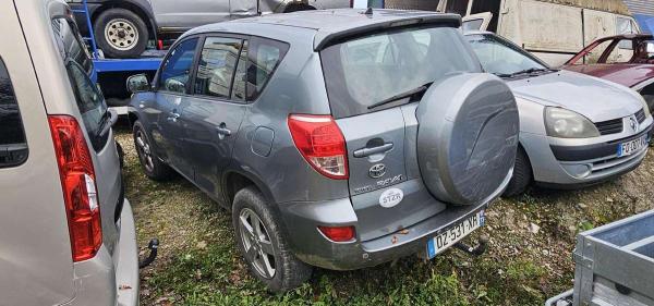 Grey Toyota RAV4 2006 in Panevezys, with an engine capacity of 2.20 L and mileage of 270 thousand km for 2900 €, photo 3 on AUTOMOTO.COM.LV