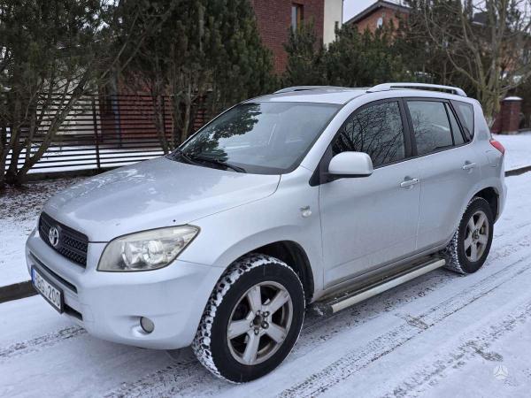 Pelēks Toyota RAV4 2006 Viļņa, ar dzinēja tilpumu 2.23 L un nobraukumu 297 tūkst. km par 2900 €, foto 1 vietnē AUTOMOTO.COM.LV