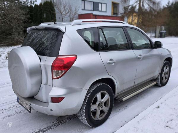 Pelēks Toyota RAV4 2006 Viļņa, ar dzinēja tilpumu 2.23 L un nobraukumu 297 tūkst. km par 2900 €, foto 5 vietnē AUTOMOTO.COM.LV