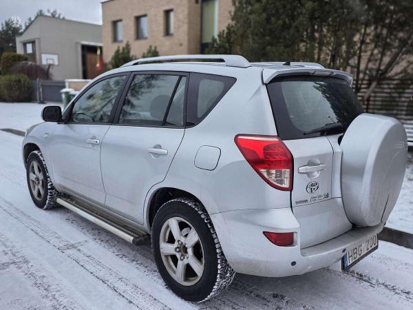 Pelēks Toyota RAV4 2006 Viļņa, ar dzinēja tilpumu 2.23 L un nobraukumu 297 tūkst. km par 2900 €, foto 7 vietnē AUTOMOTO.COM.LV