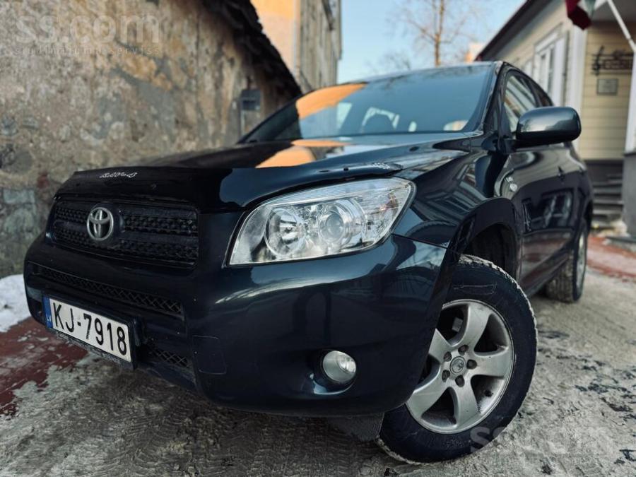 Grey Toyota RAV4 2006 in Cesis, with an engine capacity of 2.20 L and mileage of 0 thousand km for 4650 €, photo 3 on AUTOMOTO.COM.LV