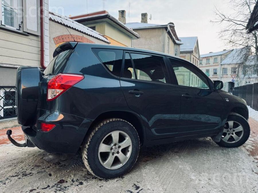 Grey Toyota RAV4 2006 in Cesis, with an engine capacity of 2.20 L and mileage of 0 thousand km for 4650 €, photo 6 on AUTOMOTO.COM.LV