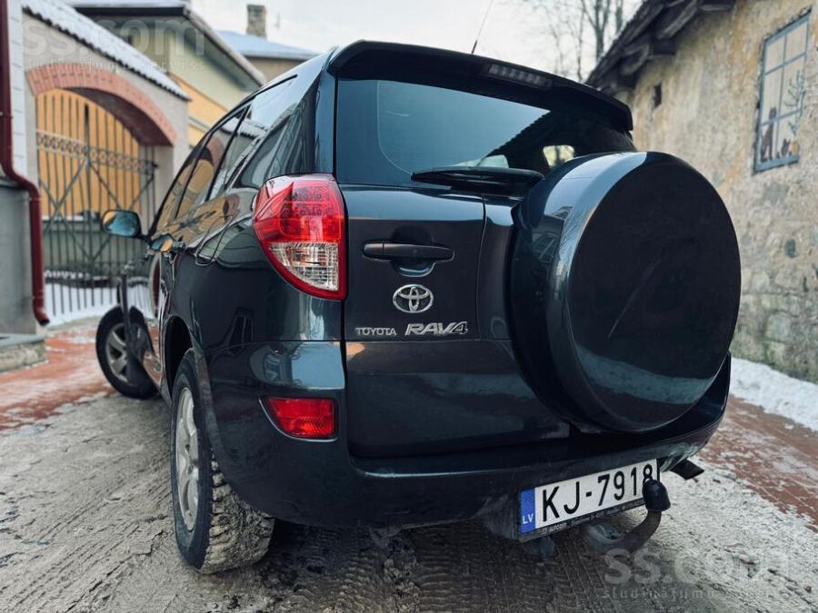 Grey Toyota RAV4 2006 in Cesis, with an engine capacity of 2.20 L and mileage of 0 thousand km for 4650 €, photo 7 on AUTOMOTO.COM.LV