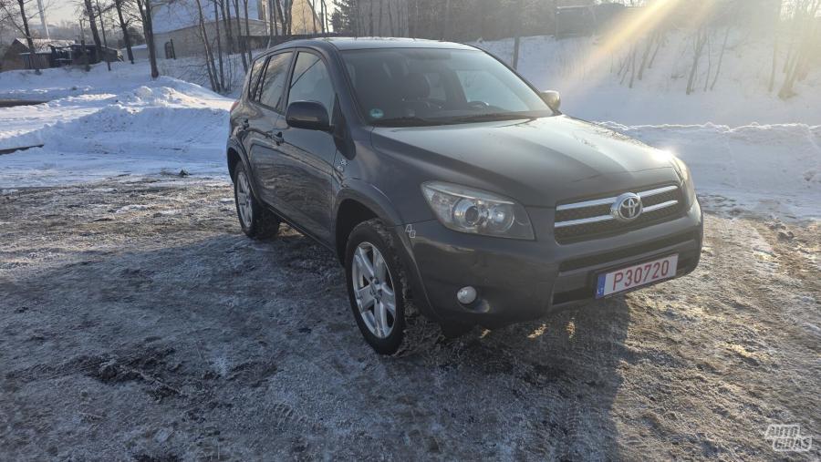 Grey Toyota RAV4 2006 in Kaunas, with an engine capacity of 2.20 L and mileage of 212 thousand km for 5200 €, photo 2 on AUTOMOTO.COM.LV