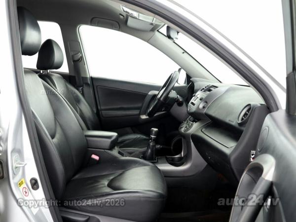 Grey Toyota RAV4 2006 in Tallinn, with an engine capacity of 2.20 L and mileage of 354 thousand km for 2999 €, photo 6 on AUTOMOTO.COM.LV