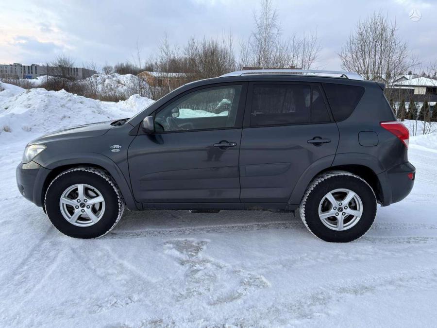Pelēks Toyota RAV4 2006 Viļņa, ar dzinēja tilpumu 2.23 L un nobraukumu 306 tūkst. km par 2950 €, foto 2 vietnē AUTOMOTO.COM.LV