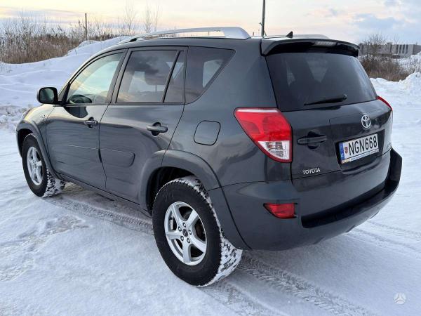 Grey Toyota RAV4 2006 in Vilnius, with an engine capacity of 2.23 L and mileage of 306 thousand km for 2950 €, photo 3 on AUTOMOTO.COM.LV
