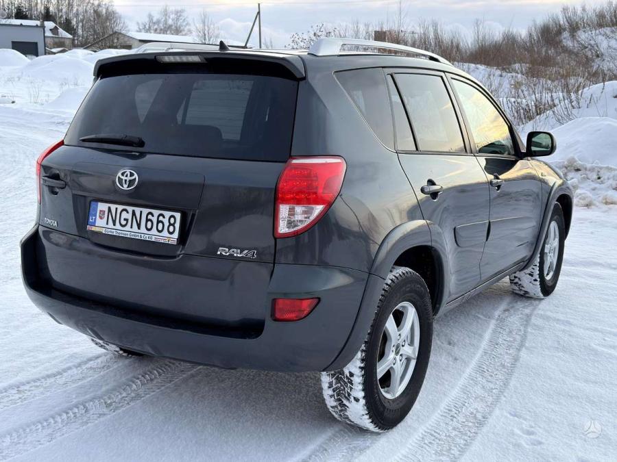 Pelēks Toyota RAV4 2006 Viļņa, ar dzinēja tilpumu 2.23 L un nobraukumu 306 tūkst. km par 2950 €, foto 5 vietnē AUTOMOTO.COM.LV