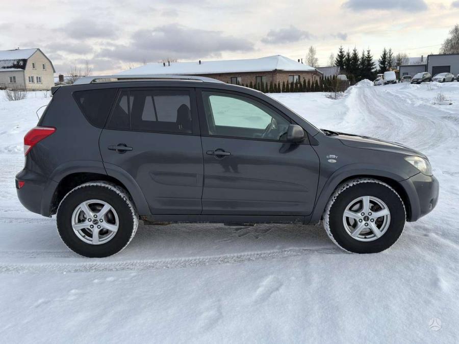 Pelēks Toyota RAV4 2006 Viļņa, ar dzinēja tilpumu 2.23 L un nobraukumu 306 tūkst. km par 2950 €, foto 6 vietnē AUTOMOTO.COM.LV