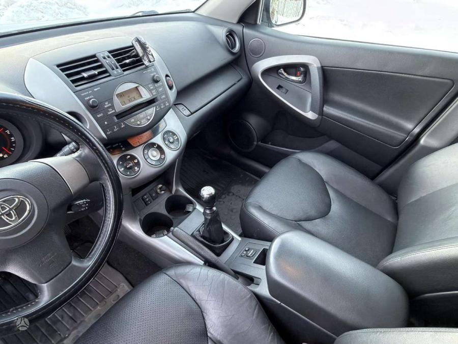 Pelēks Toyota RAV4 2006 Viļņa, ar dzinēja tilpumu 2.23 L un nobraukumu 306 tūkst. km par 2950 €, foto 11 vietnē AUTOMOTO.COM.LV