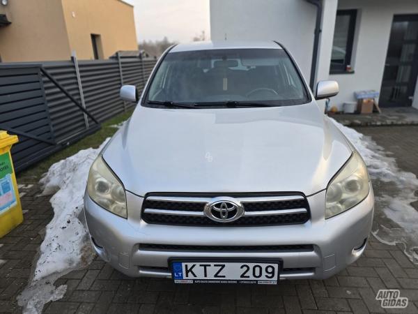 Pelēks Toyota RAV4 2006 Šauļi, ar dzinēja tilpumu 2.20 L un nobraukumu 359 tūkst. km par 3999 €, foto 2 vietnē AUTOMOTO.COM.LV