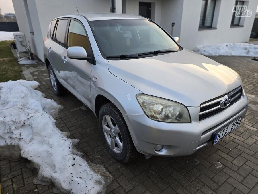 Grey Toyota RAV4 2006 in Siauliai, with an engine capacity of 2.20 L and mileage of 359 thousand km for 3999 €, photo 3 on AUTOMOTO.COM.LV