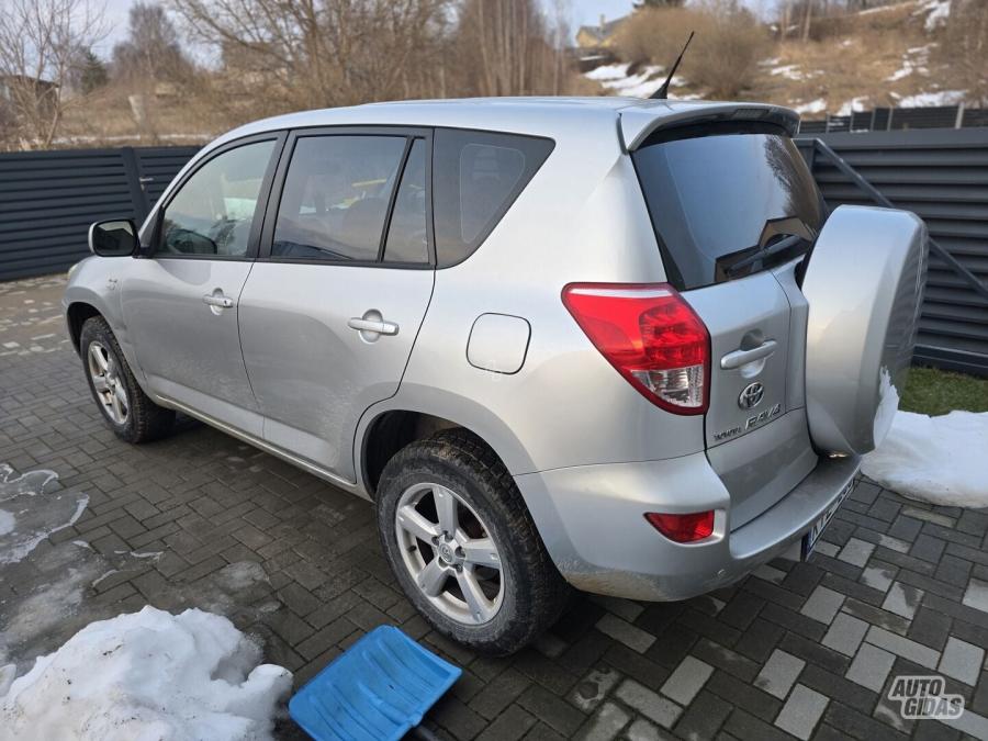 Grey Toyota RAV4 2006 in Siauliai, with an engine capacity of 2.20 L and mileage of 359 thousand km for 3999 €, photo 4 on AUTOMOTO.COM.LV
