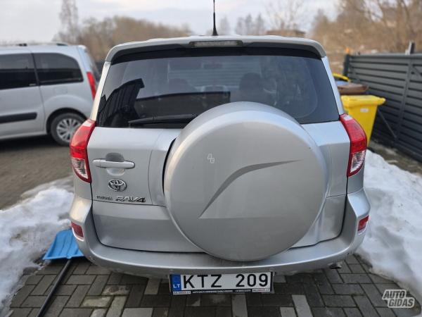 Pelēks Toyota RAV4 2006 Šauļi, ar dzinēja tilpumu 2.20 L un nobraukumu 359 tūkst. km par 3999 €, foto 5 vietnē AUTOMOTO.COM.LV
