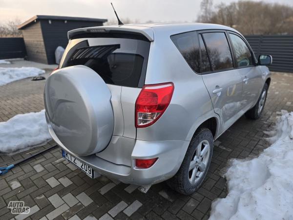 Pelēks Toyota RAV4 2006 Šauļi, ar dzinēja tilpumu 2.20 L un nobraukumu 359 tūkst. km par 3999 €, foto 6 vietnē AUTOMOTO.COM.LV