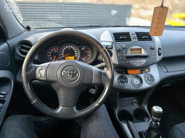 Pelēks Toyota RAV4 2006 Šauļi, ar dzinēja tilpumu 2.20 L un nobraukumu 359 tūkst. km par 3999 €, foto 10 vietnē AUTOMOTO.COM.LV