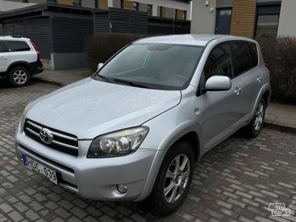 Pelēks Toyota RAV4 2006 Viļņa, ar dzinēja tilpumu 2.20 L un nobraukumu 294 tūkst. km par 2600 €, foto 1 vietnē AUTOMOTO.COM.LV
