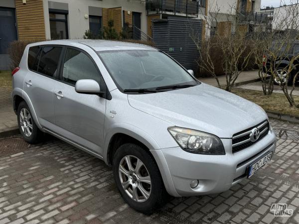 Pelēks Toyota RAV4 2006 Viļņa, ar dzinēja tilpumu 2.20 L un nobraukumu 294 tūkst. km par 2600 €, foto 2 vietnē AUTOMOTO.COM.LV