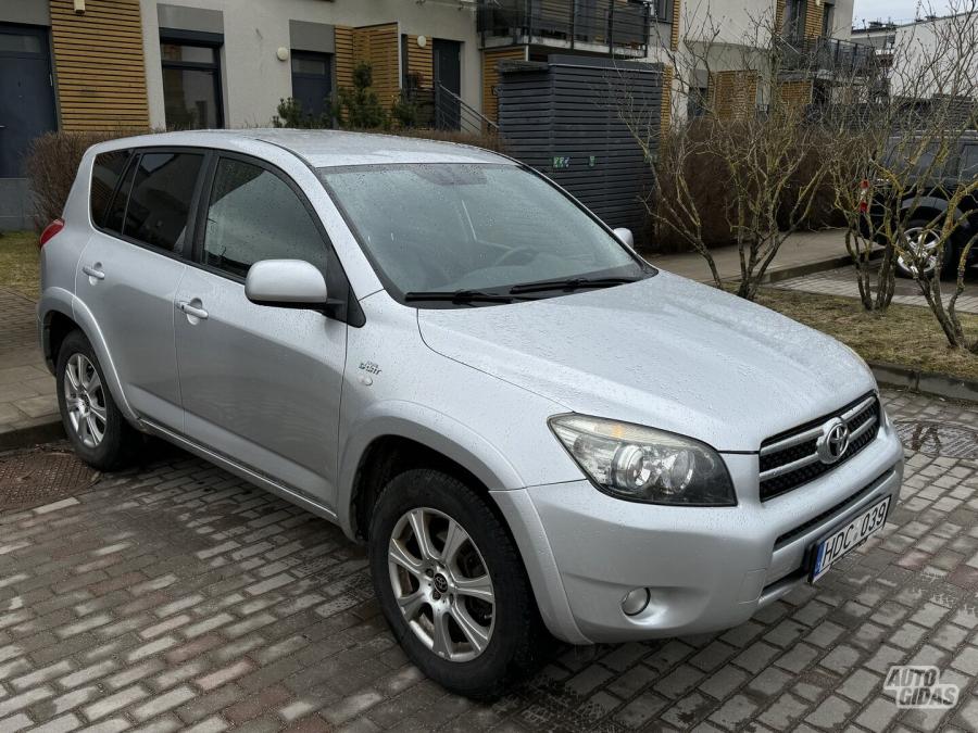 Pelēks Toyota RAV4 2006 Viļņa, ar dzinēja tilpumu 2.20 L un nobraukumu 294 tūkst. km par 2600 €, foto 3 vietnē AUTOMOTO.COM.LV