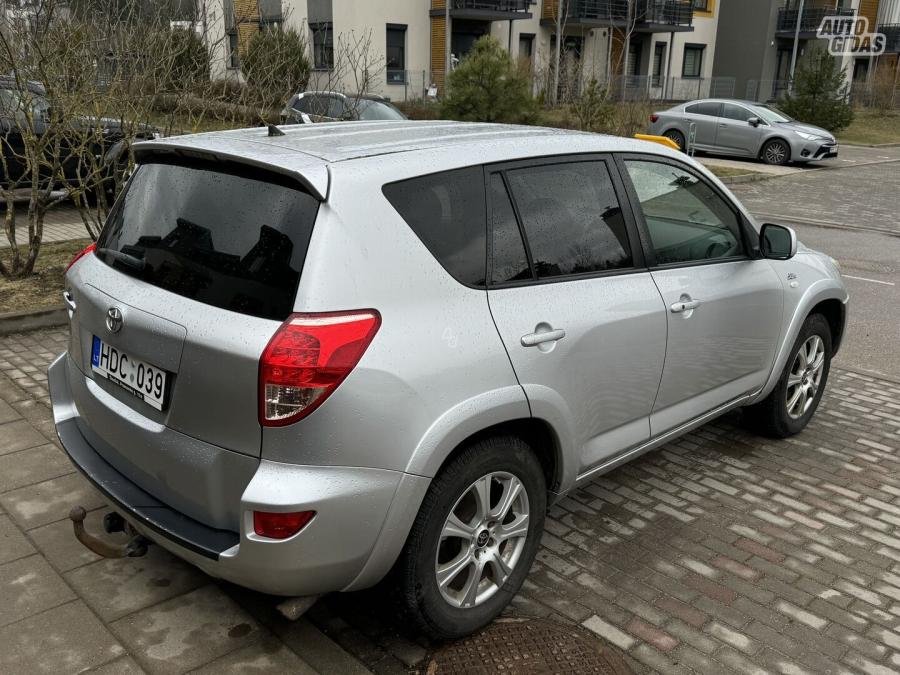 Pelēks Toyota RAV4 2006 Viļņa, ar dzinēja tilpumu 2.20 L un nobraukumu 294 tūkst. km par 2600 €, foto 4 vietnē AUTOMOTO.COM.LV