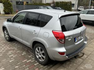 Pelēks Toyota RAV4 2006 Viļņa, ar dzinēja tilpumu 2.20 L un nobraukumu 294 tūkst. km par 2600 €, foto 5 vietnē AUTOMOTO.COM.LV