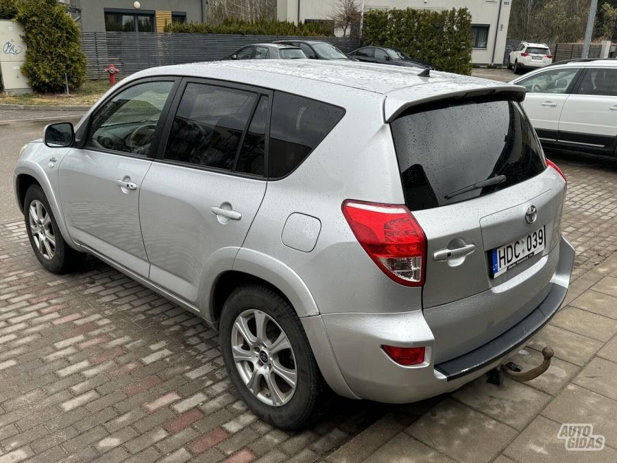 Pelēks Toyota RAV4 2006 Viļņa, ar dzinēja tilpumu 2.20 L un nobraukumu 294 tūkst. km par 2600 €, foto 5 vietnē AUTOMOTO.COM.LV
