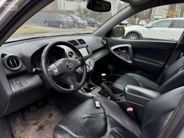 Pelēks Toyota RAV4 2006 Viļņa, ar dzinēja tilpumu 2.20 L un nobraukumu 294 tūkst. km par 2600 €, foto 5 vietnē AUTOMOTO.COM.LV