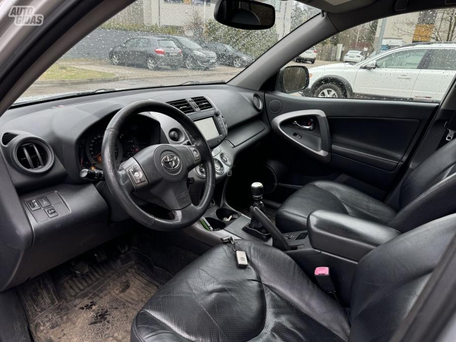 Pelēks Toyota RAV4 2006 Viļņa, ar dzinēja tilpumu 2.20 L un nobraukumu 294 tūkst. km par 2600 €, foto 6 vietnē AUTOMOTO.COM.LV