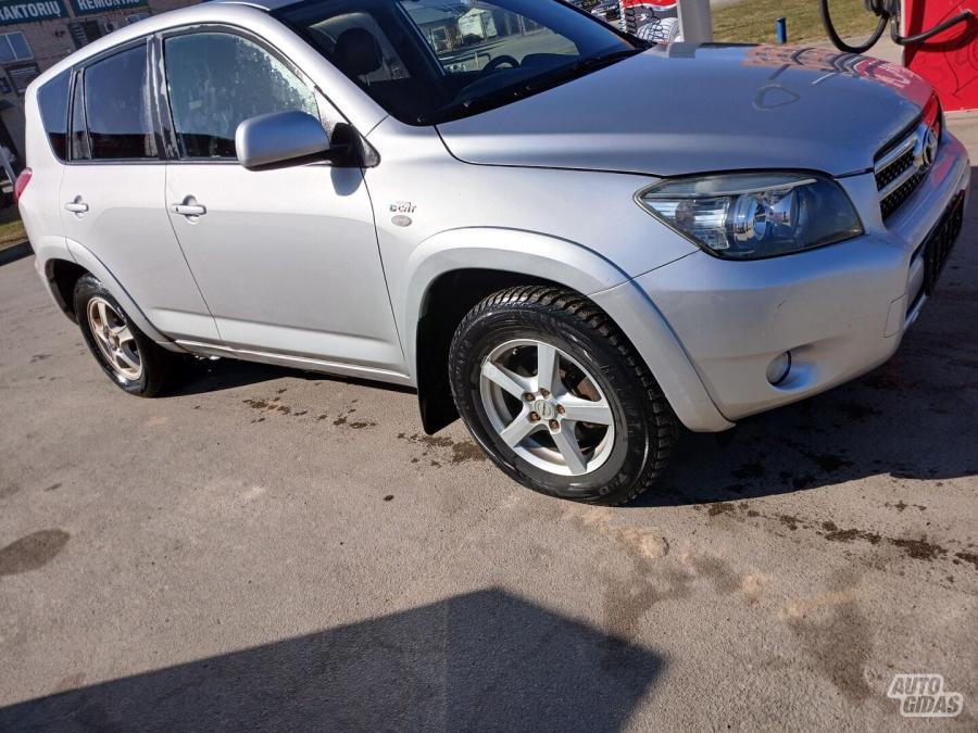 Grey Toyota RAV4 2006 in Panevezys, with an engine capacity of 2.20 L and mileage of 227 thousand km for 2450 €, photo 1 on AUTOMOTO.COM.LV