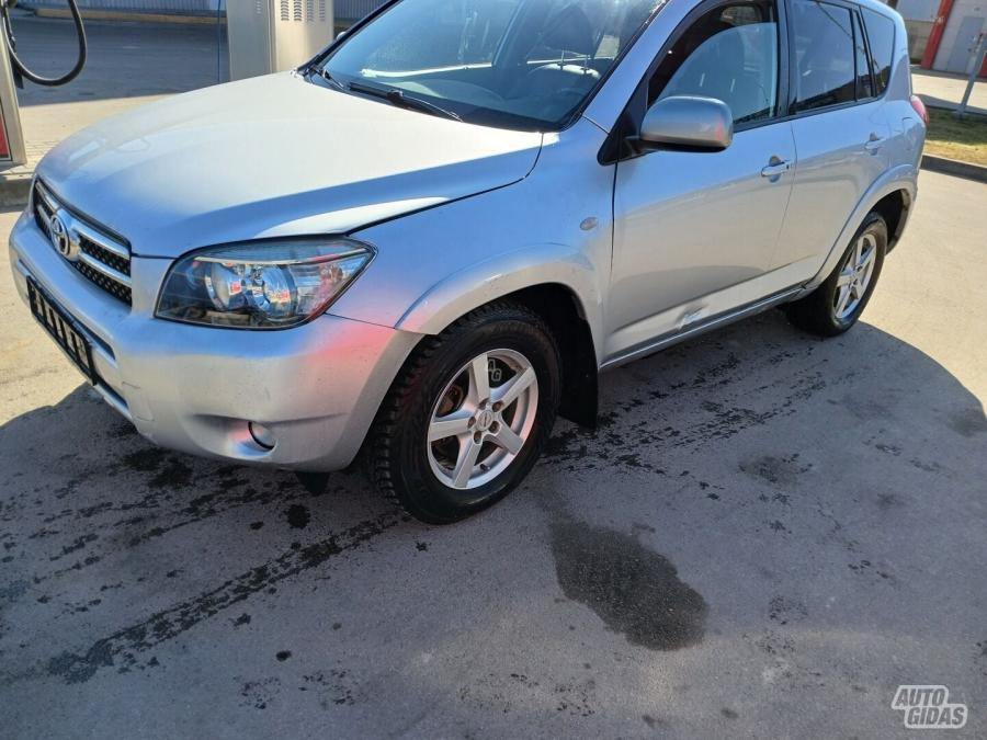 Grey Toyota RAV4 2006 in Panevezys, with an engine capacity of 2.20 L and mileage of 227 thousand km for 2450 €, photo 3 on AUTOMOTO.COM.LV