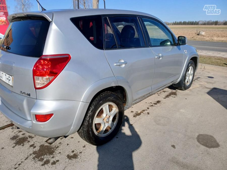 Grey Toyota RAV4 2006 in Panevezys, with an engine capacity of 2.20 L and mileage of 227 thousand km for 2450 €, photo 4 on AUTOMOTO.COM.LV