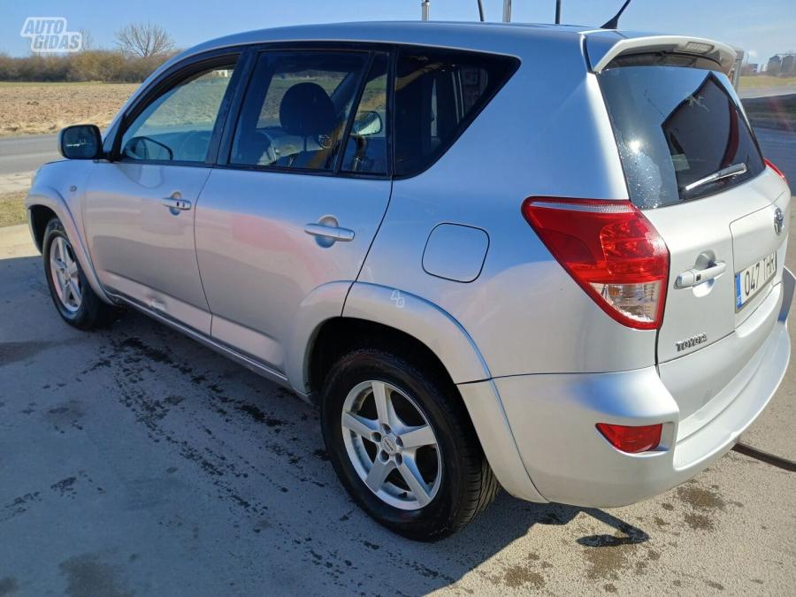 Grey Toyota RAV4 2006 in Panevezys, with an engine capacity of 2.20 L and mileage of 227 thousand km for 2450 €, photo 5 on AUTOMOTO.COM.LV