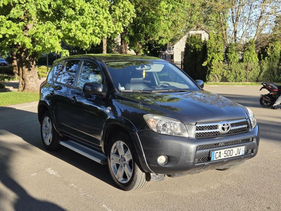 Grey Toyota RAV4 2006 in Taurage, with an engine capacity of 2.00 L and mileage of 263 thousand km for 3950 €, photo 3 on AUTOMOTO.COM.LV