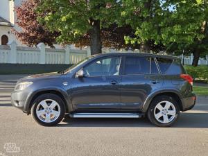 Grey Toyota RAV4 2006 in Taurage, with an engine capacity of 2.00 L and mileage of 263 thousand km for 3950 €, photo 6 on AUTOMOTO.COM.LV