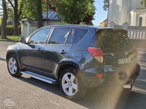 Grey Toyota RAV4 2006 in Taurage, with an engine capacity of 2.00 L and mileage of 263 thousand km for 3950 €, photo 9 on AUTOMOTO.COM.LV