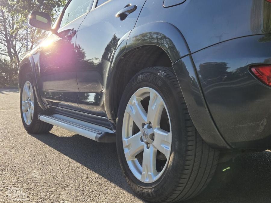 Grey Toyota RAV4 2006 in Taurage, with an engine capacity of 2.00 L and mileage of 263 thousand km for 3950 €, photo 10 on AUTOMOTO.COM.LV