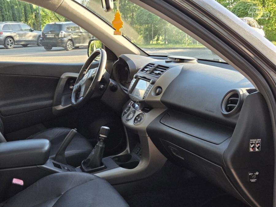 Grey Toyota RAV4 2006 in Taurage, with an engine capacity of 2.00 L and mileage of 263 thousand km for 3950 €, photo 13 on AUTOMOTO.COM.LV