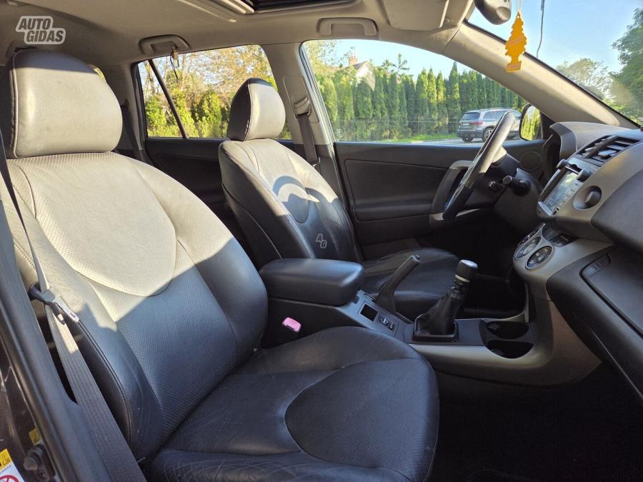 Grey Toyota RAV4 2006 in Taurage, with an engine capacity of 2.00 L and mileage of 263 thousand km for 3950 €, photo 15 on AUTOMOTO.COM.LV