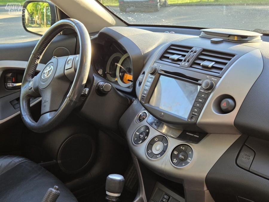 Grey Toyota RAV4 2006 in Taurage, with an engine capacity of 2.00 L and mileage of 263 thousand km for 3950 €, photo 16 on AUTOMOTO.COM.LV