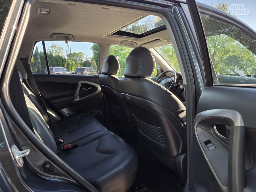Grey Toyota RAV4 2006 in Taurage, with an engine capacity of 2.00 L and mileage of 263 thousand km for 3950 €, photo 18 on AUTOMOTO.COM.LV