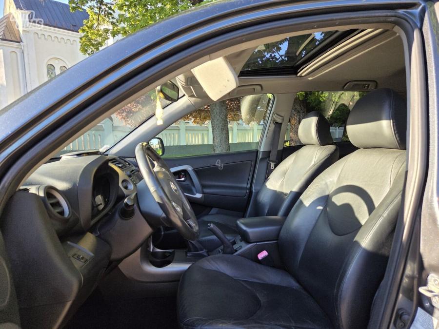 Grey Toyota RAV4 2006 in Taurage, with an engine capacity of 2.00 L and mileage of 263 thousand km for 3950 €, photo 23 on AUTOMOTO.COM.LV