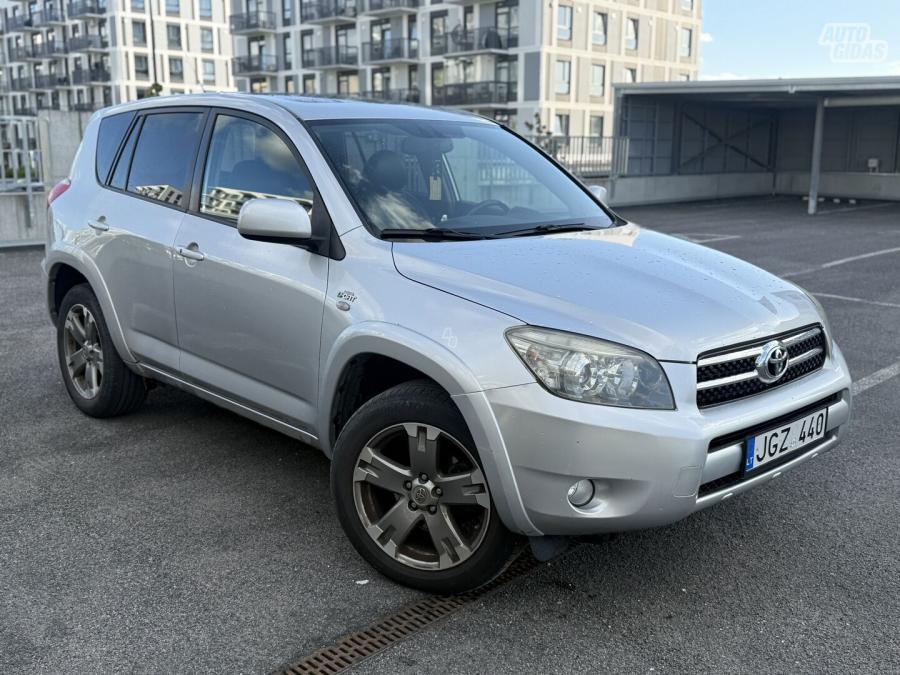 Grey Toyota RAV4 2006 in Vilnius, with an engine capacity of 2.20 L and mileage of 290 thousand km for 3950 €, photo 1 on AUTOMOTO.COM.LV