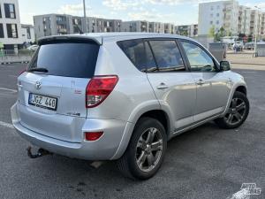 Grey Toyota RAV4 2006 in Vilnius, with an engine capacity of 2.20 L and mileage of 290 thousand km for 3950 €, photo 4 on AUTOMOTO.COM.LV
