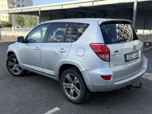 Grey Toyota RAV4 2006 in Vilnius, with an engine capacity of 2.20 L and mileage of 290 thousand km for 3950 €, photo 5 on AUTOMOTO.COM.LV