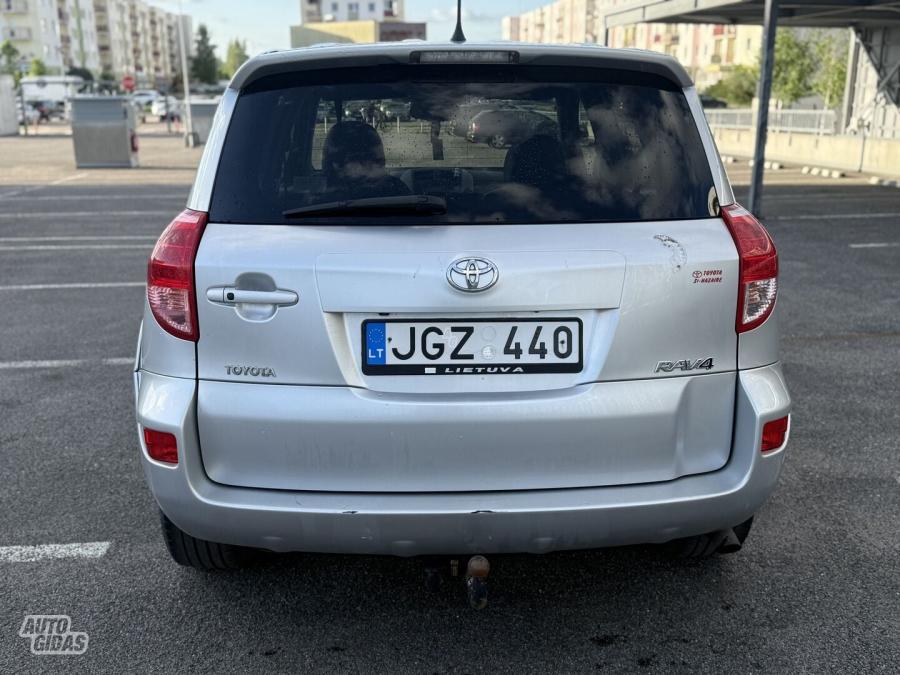 Grey Toyota RAV4 2006 in Vilnius, with an engine capacity of 2.20 L and mileage of 290 thousand km for 3950 €, photo 6 on AUTOMOTO.COM.LV